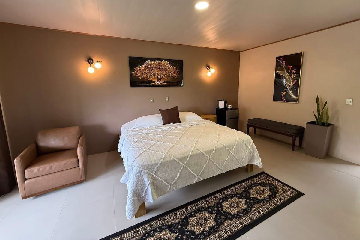Quarto casal superior, 1 cama Queen | Roupas de cama premium, edredons de pluma, Wi-Fi de cortesia