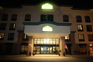 Fachada da propriedade à noite