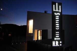 Fachada do alojamento (tarde/noite)