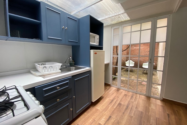 Apartamento Signature, terraço | Sala de estar | Televisor de 32 polegadas com canais por cabo