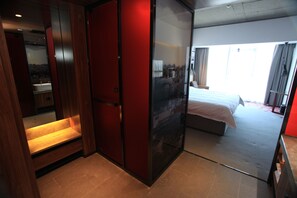 Quarto Deluxe, 1 cama queen-size, Vista para a cidade | Secretária, Wi-fi grátis 