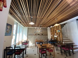 Quarto Quádruplo Standard, 2 camas de casal | Sala de estar | Televisor LED 