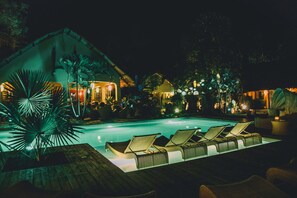 Piscina exterior sazonal, da(s) 6:00 à(s) 21:00, espreguiçadeiras 