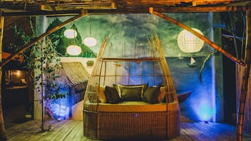 Piscina externa sazonal, funciona das 6h às 21h, espreguiçadeiras