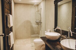Quarto, 1 cama King, vista para o jardim | Banheiro | Chuveiro, produtos de toalete grátis, secador de cabelo, chinelos