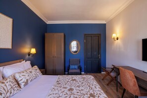 Quarto quádruplo luxo | Frigobar, espaço de trabalho para notebook, Wi-Fi de cortesia