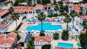 Piscina exterior, guarda-sóis, espreguiçadeiras
