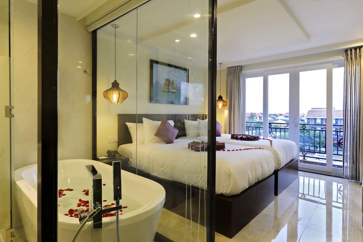 Minibar, cofre no quarto, secretária, cortinas/cortinados opacos