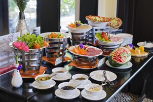 Pequeno-almoço tipo buffet diário mediante uma taxa