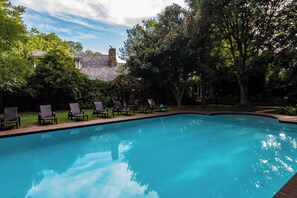 Piscina externa, espreguiçadeiras