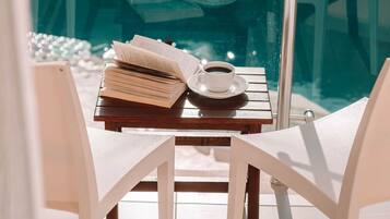 Roupas de cama premium, frigobar, escrivaninha, cortinas blackout