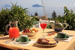 Pequeno-almoço tipo buffet diário incluído 