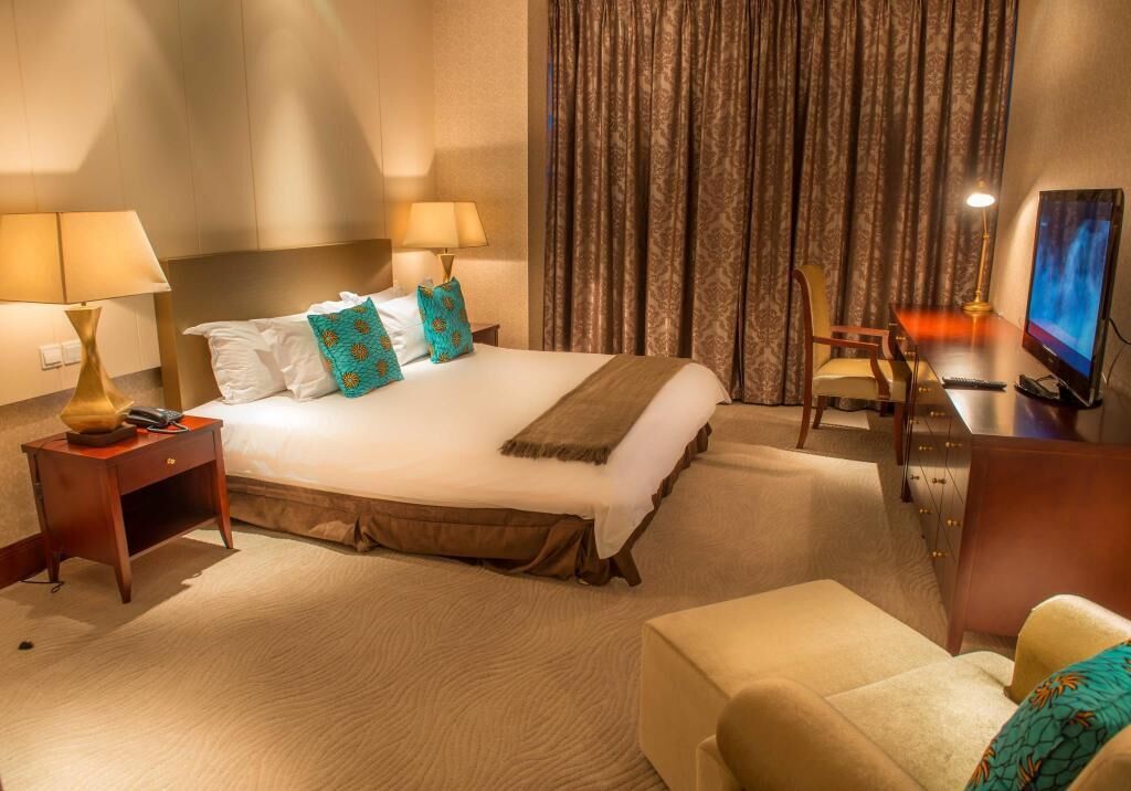 Minibar, cofre no quarto, secretária, quartos insonorizados 