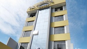 Edifício de hotel com uma placa que diz "Rivera del Rio Hotel".