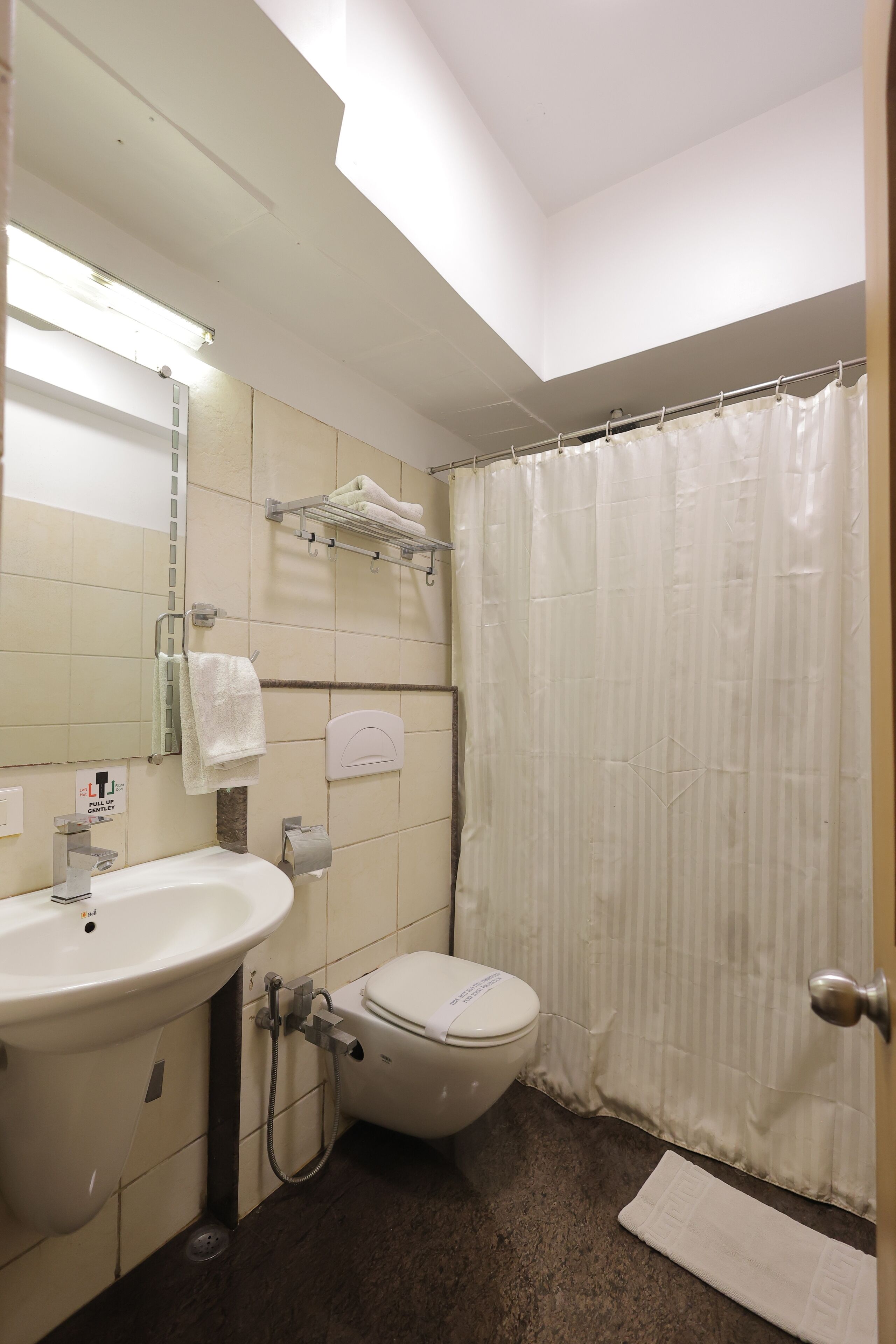 Quarto Júnior | Casa de banho | Um polibã, artigos de higiene pessoal grátis 