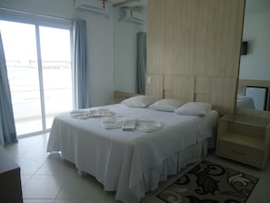 Frigobar, escrivaninha, Wi-Fi de cortesia, roupa de cama