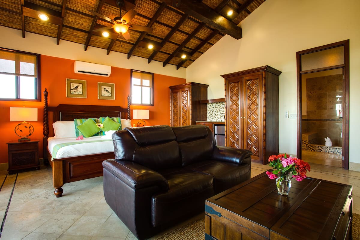 Quarto | Roupa de alta qualidade, cofre no quarto, secretária 