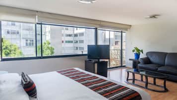 Estúdio | Escrivaninha, ferros/tábuas de passar roupa