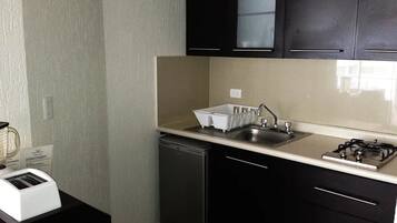 Geladeira grande, micro-ondas, cooktop, cafeteira/chaleira