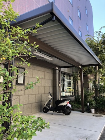 Estacionamento sem assistência (pago) (JPY 1100 por noite) . Terminal Art Inn