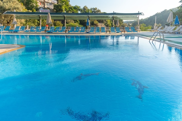 Piscina externa, guarda-sóis, espreguiçadeiras