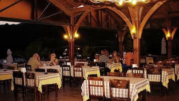 Café da manhã, almoço e jantar; culinária turca