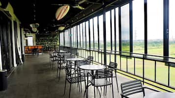 Café da manhã, almoço e jantar; culinária internacional