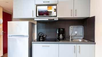 Um frigorífico, um micro-ondas, uma placa de cozinha