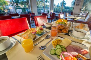 Café da manhã continental todos os dias (EUR 25 por pessoa) 