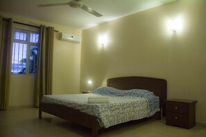 Apartamento, 4 quartos | 4 quartos, cofre no quarto, com decoração personalizada