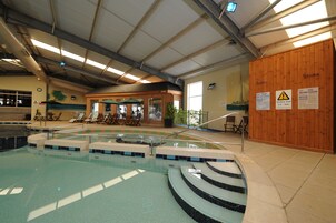 Piscina interna, espreguiçadeiras
