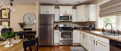 Casa de campo, 1 cama King e sofá-cama, banheira de imersão | Cozinha privada | Geladeira, micro-ondas, cooktop, lava-louças