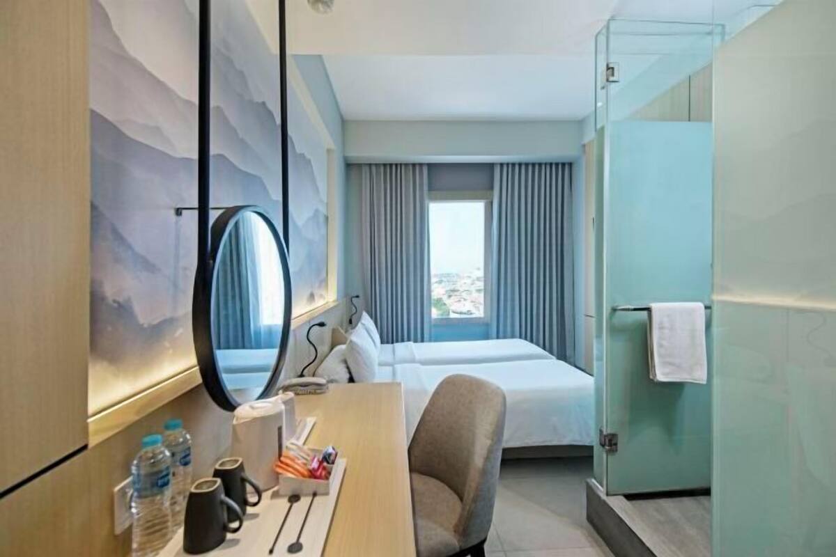 Minibar, cofre com capacidade para portátil, secretária