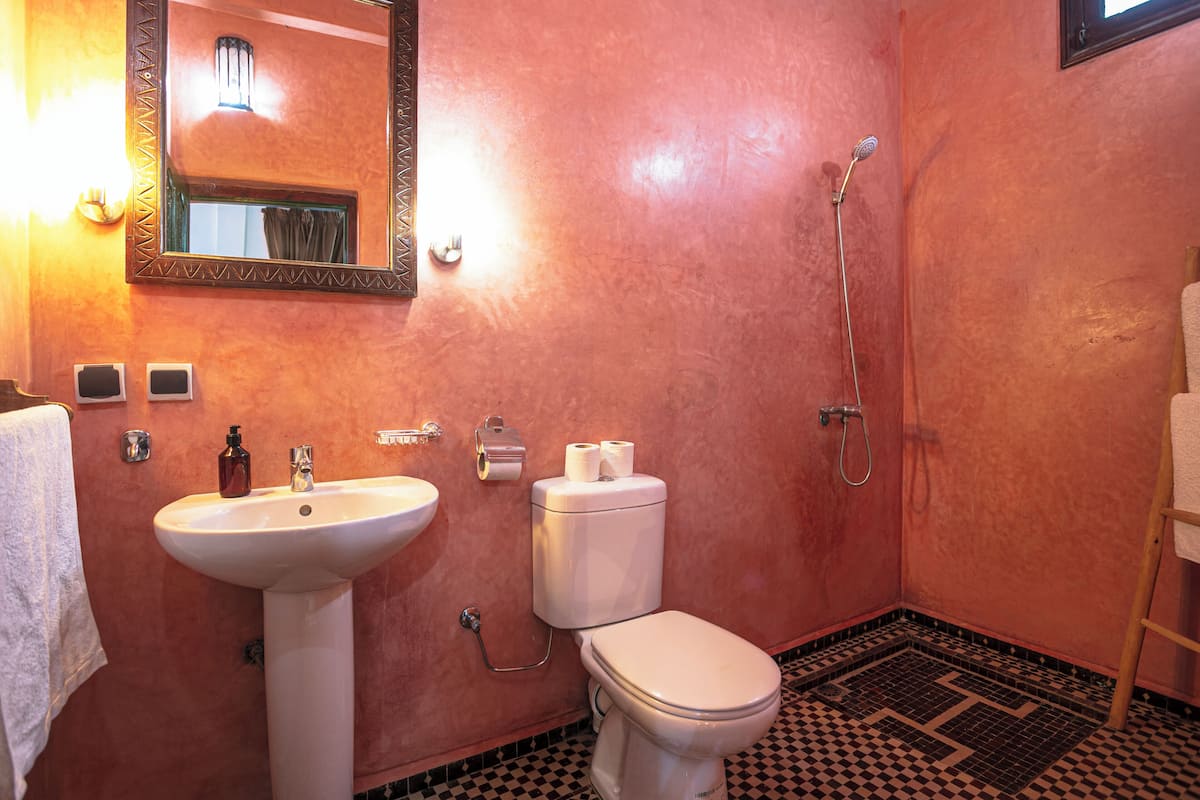 Quarto | Casa de banho | Um polibã, artigos de higiene pessoal grátis, um secador de cabelo