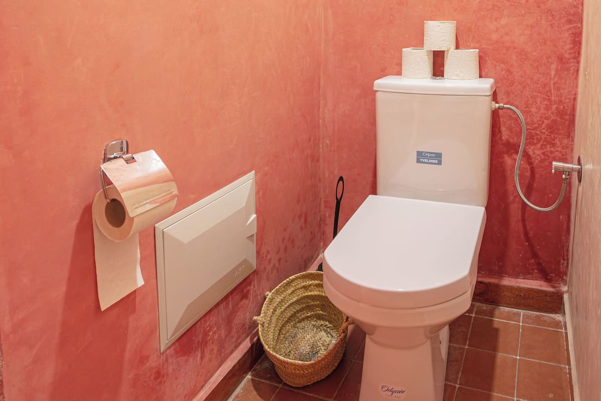 Quarto Standard | Casa de banho | Um polibã, artigos de higiene pessoal grátis, um secador de cabelo