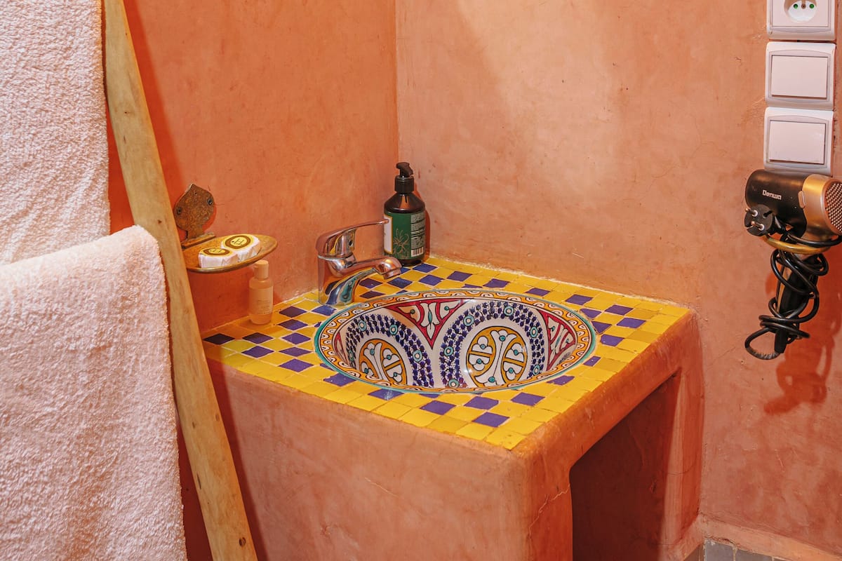 Quarto Duplo Superior, 1 quarto, vista para a montanha | Casa de banho | Um polibã, artigos de higiene pessoal grátis, um secador de cabelo