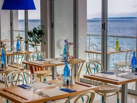 Pequenos-almoços, almoços, jantares servidos, cozinha internacional 