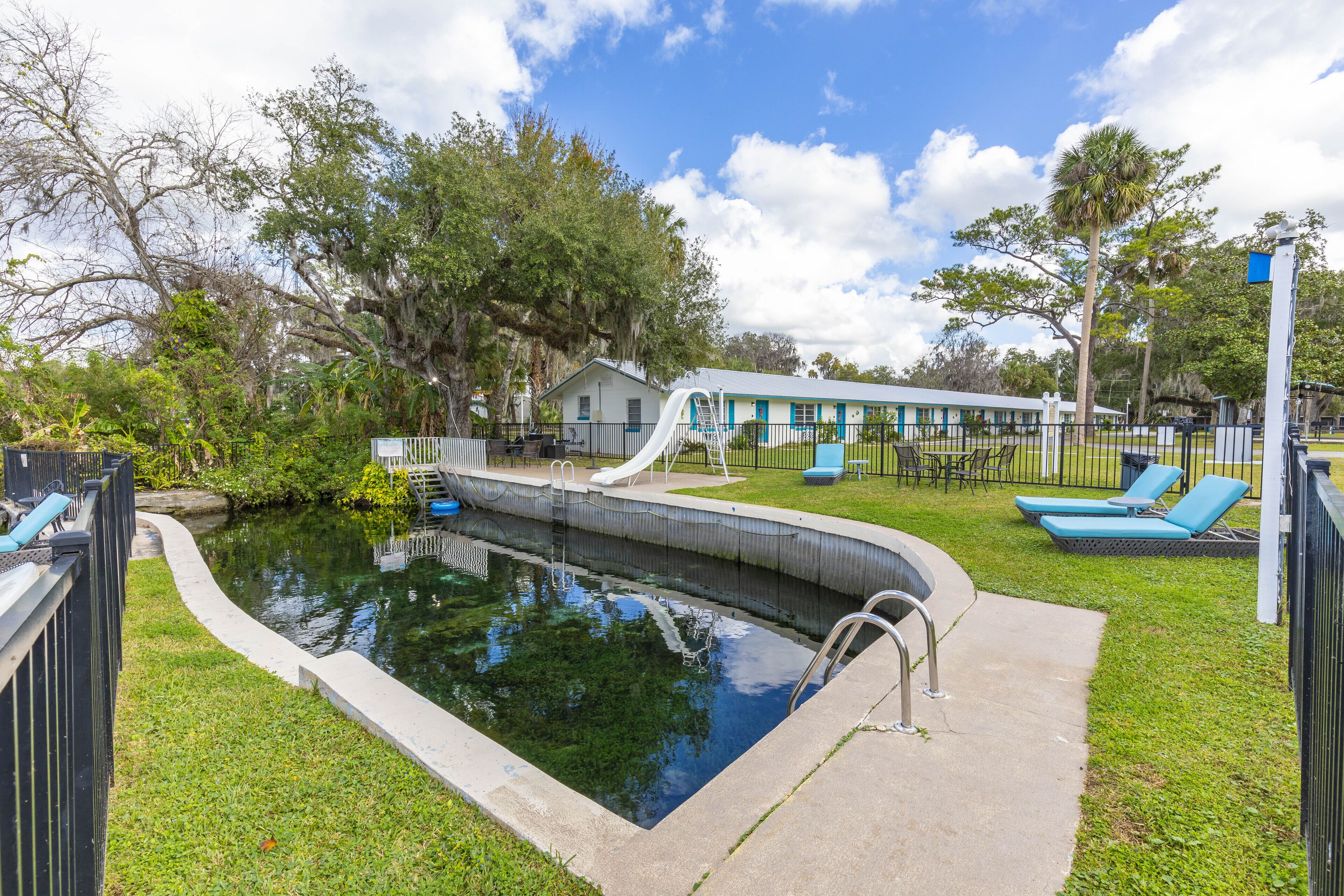 Piscina exterior, guarda-sóis, espreguiçadeiras 