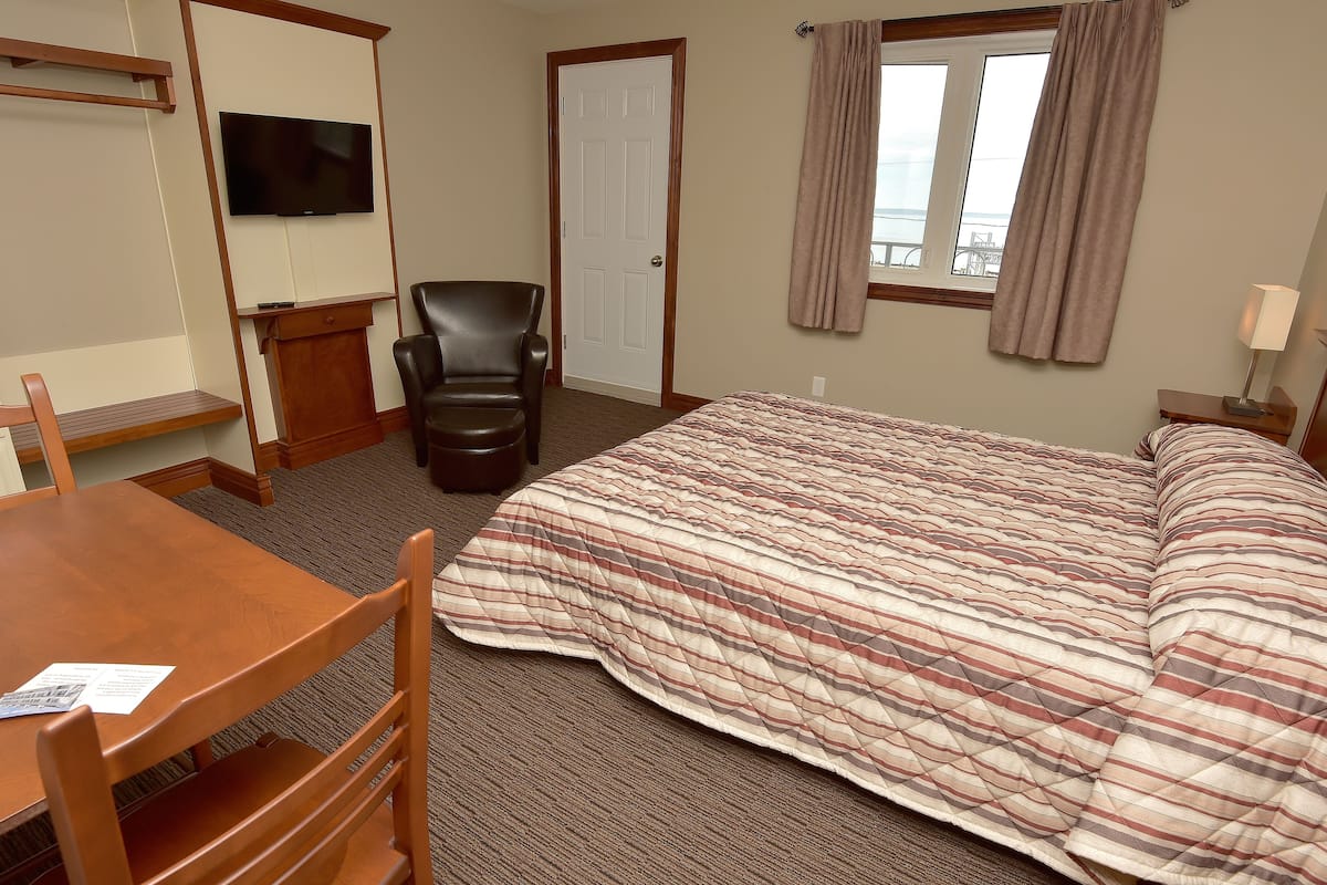 Quarto Standard, 1 cama de casal, vista para o rio | Secretária, secretária adequada para computadores portáteis