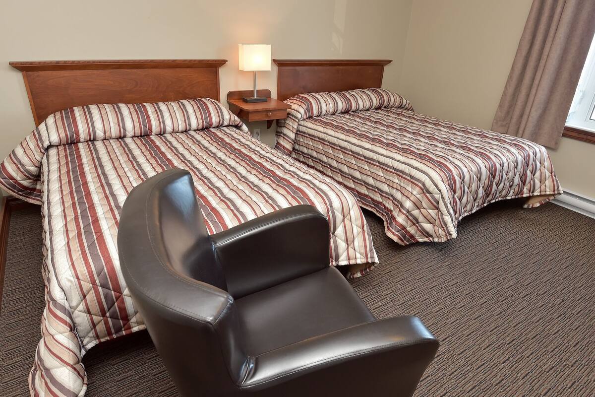 Quarto Standard, 2 camas de casal, vista para a montanha | Secretária, secretária adequada para computadores portáteis