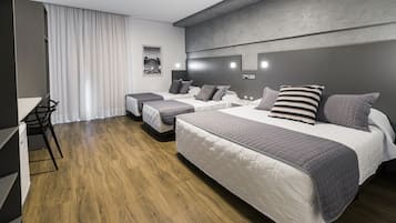 Quarto Quádruplo Superior | Minibar, cofre no quarto