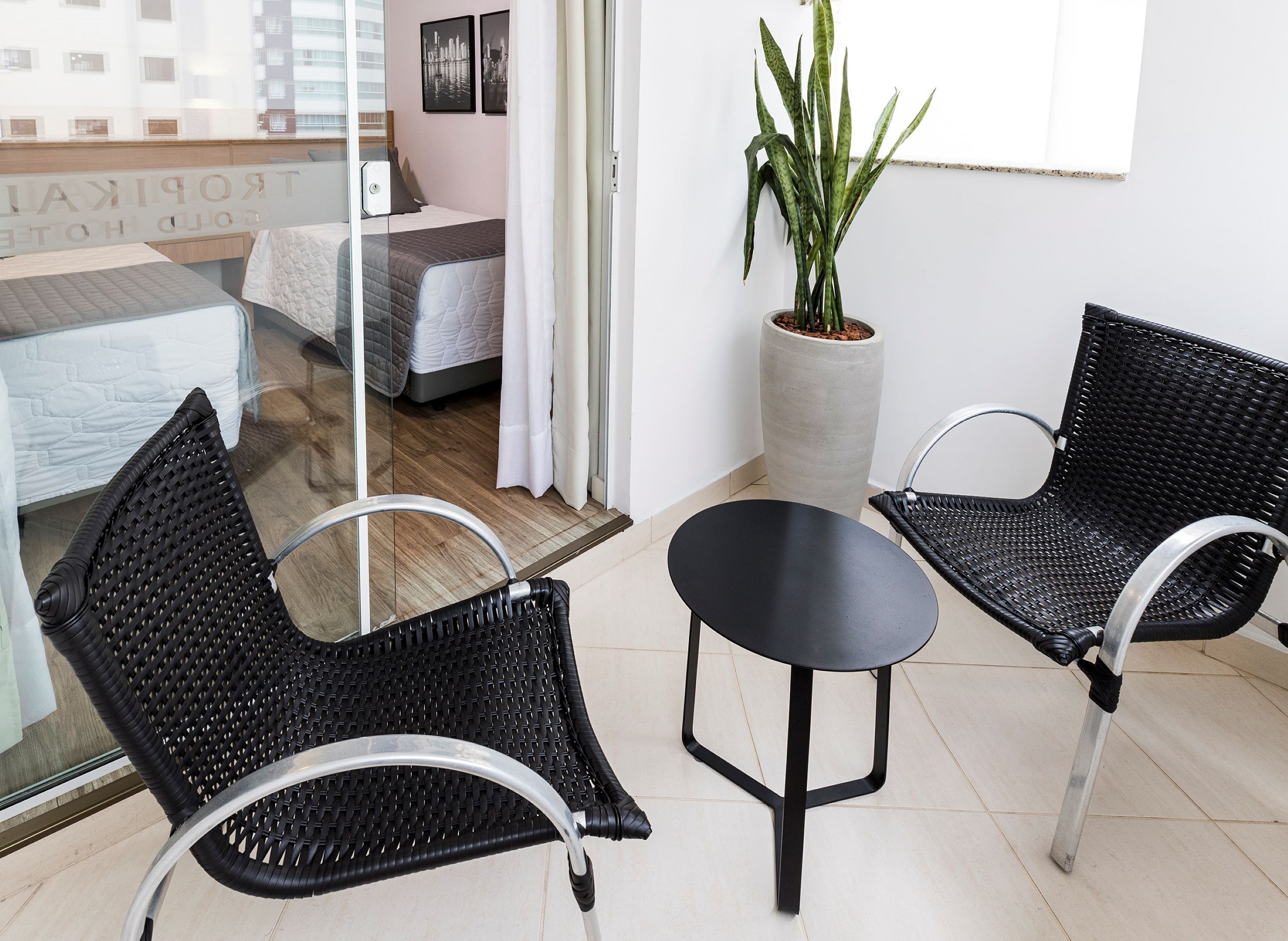 Quarto triplo luxo | Frigobar, cofres nos quartos, espaço de trabalho para notebook