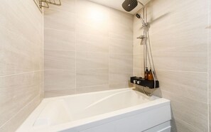 Quarto casal standard, vista para o oceano | Banheiro | Secador de cabelo, roupões de banho, piso aquecido, toalhas de banho