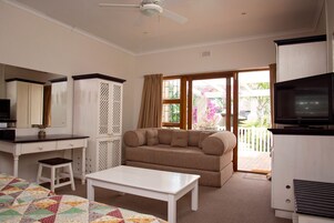 Quarto duplo standard, 1 quarto | Área de estar | TV de tela plana