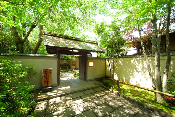 Yufuin Kutsurogi No Yado Nanakawa - Japan