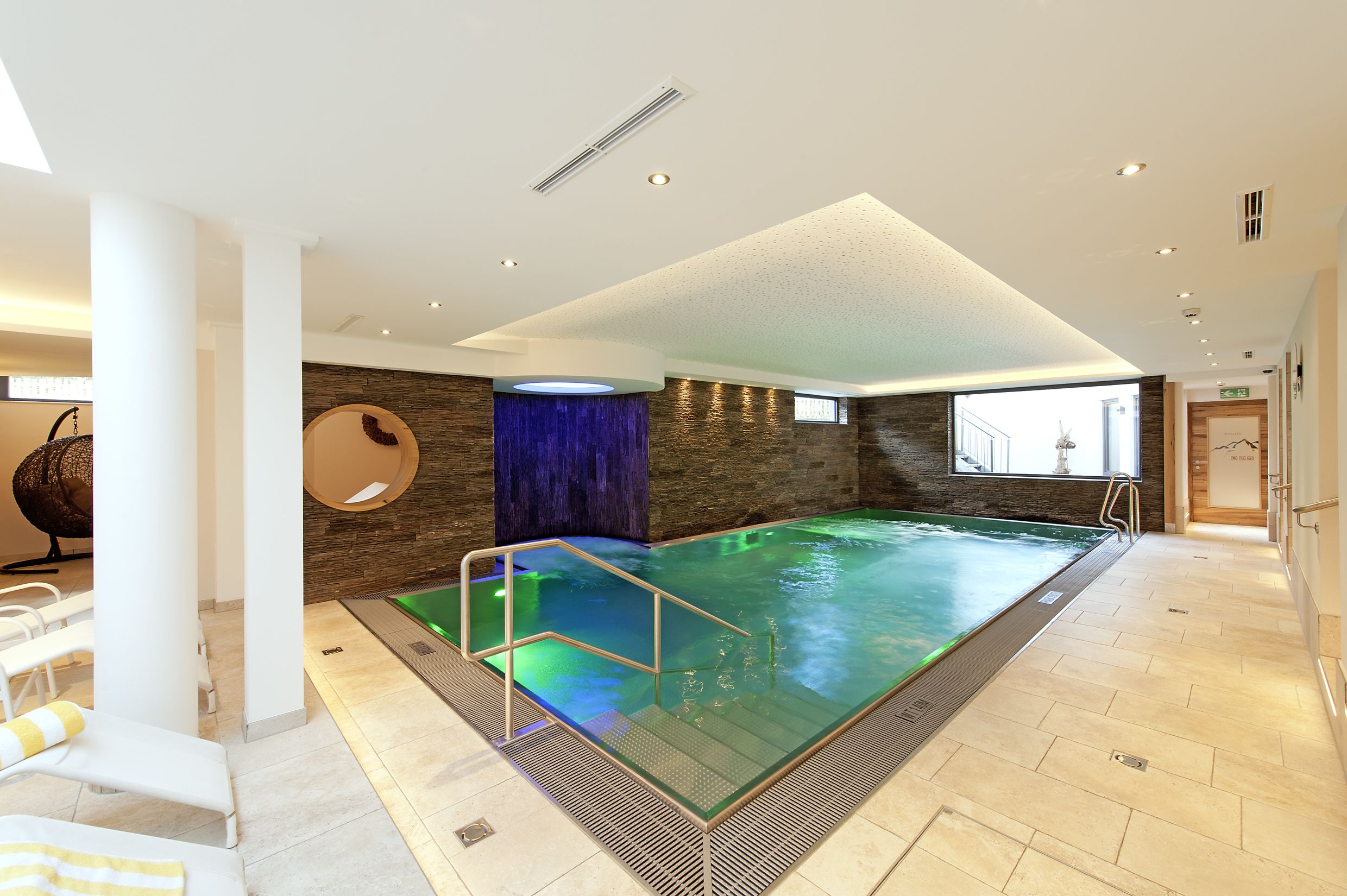 Piscina interna, espreguiçadeiras