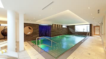 Piscina interna, espreguiçadeiras