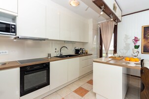 Apartamento conforto, sacada, vista para a piscina (1 Double Bed) | Cozinha privada | Geladeira, chaleira elétrica, talheres/pratos/utensílios de cozinha