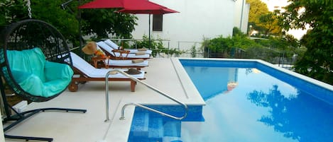 Piscina exterior sazonal, da(s) 9:00 à(s) 20:00, guarda-sóis