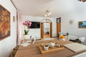 Apartamento conforto, sacada, vista para a piscina (1 Double Bed) | Cozinha privada | Geladeira, chaleira elétrica, talheres/pratos/utensílios de cozinha